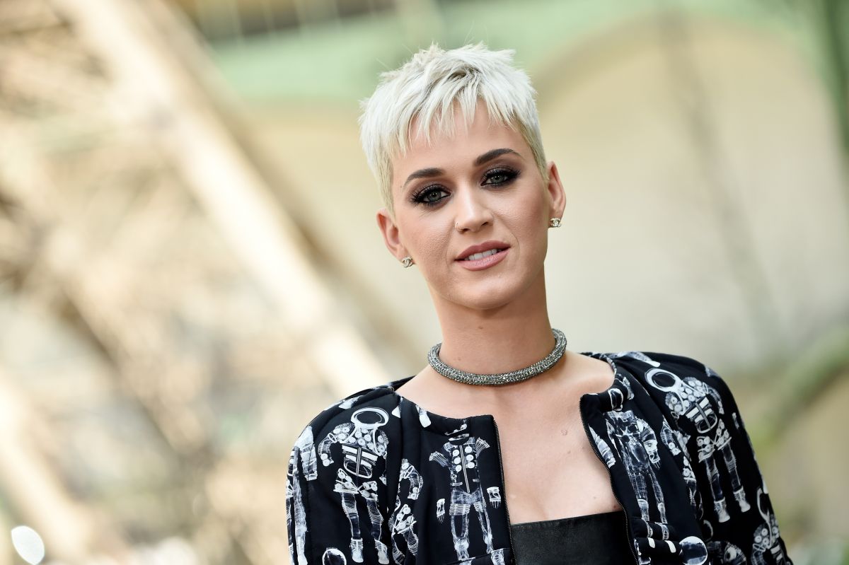 Katy Perry & Pharrell Williams ‘Chanel’ Defilesine Birlikte Geldi ...