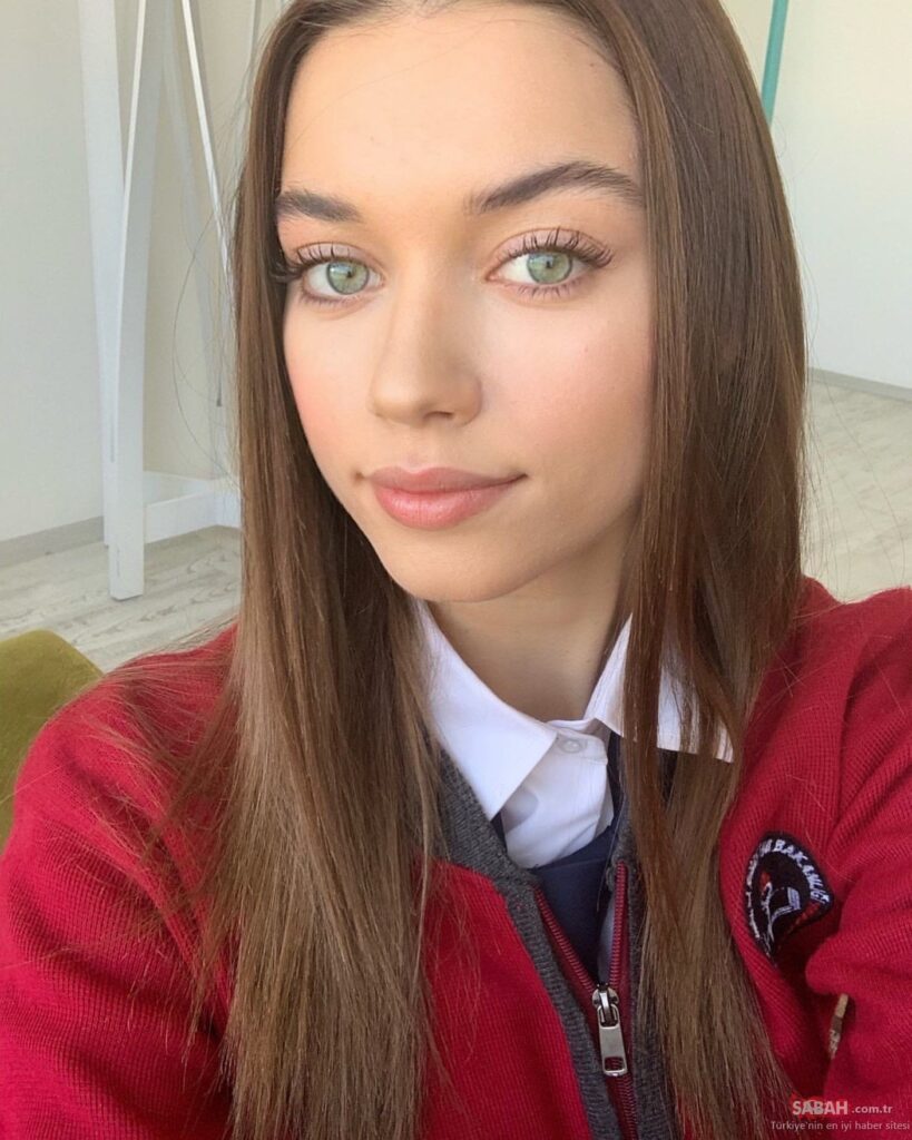 AFRA SARAÇOĞLU KENDİSİNİ ÖDÜLLENDİRDİ | Number 1 Fm / Tv