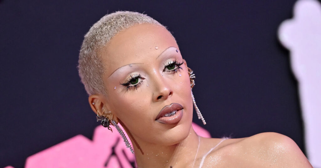 Doja Cat’in annesinin iddiasına göre abisi Doja’ya fiziksel ve sözlü ...